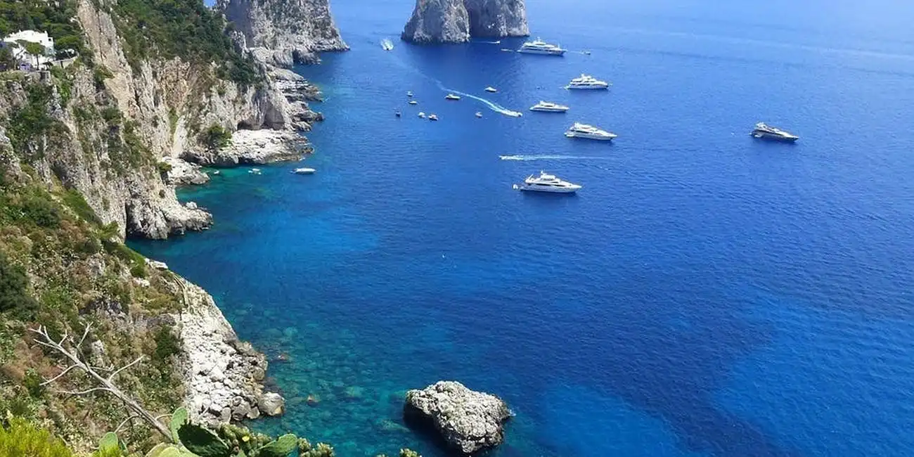 Capri: Bootstour & Badestopp + Hin- und Rückfahrt von Neapel | Naples ...